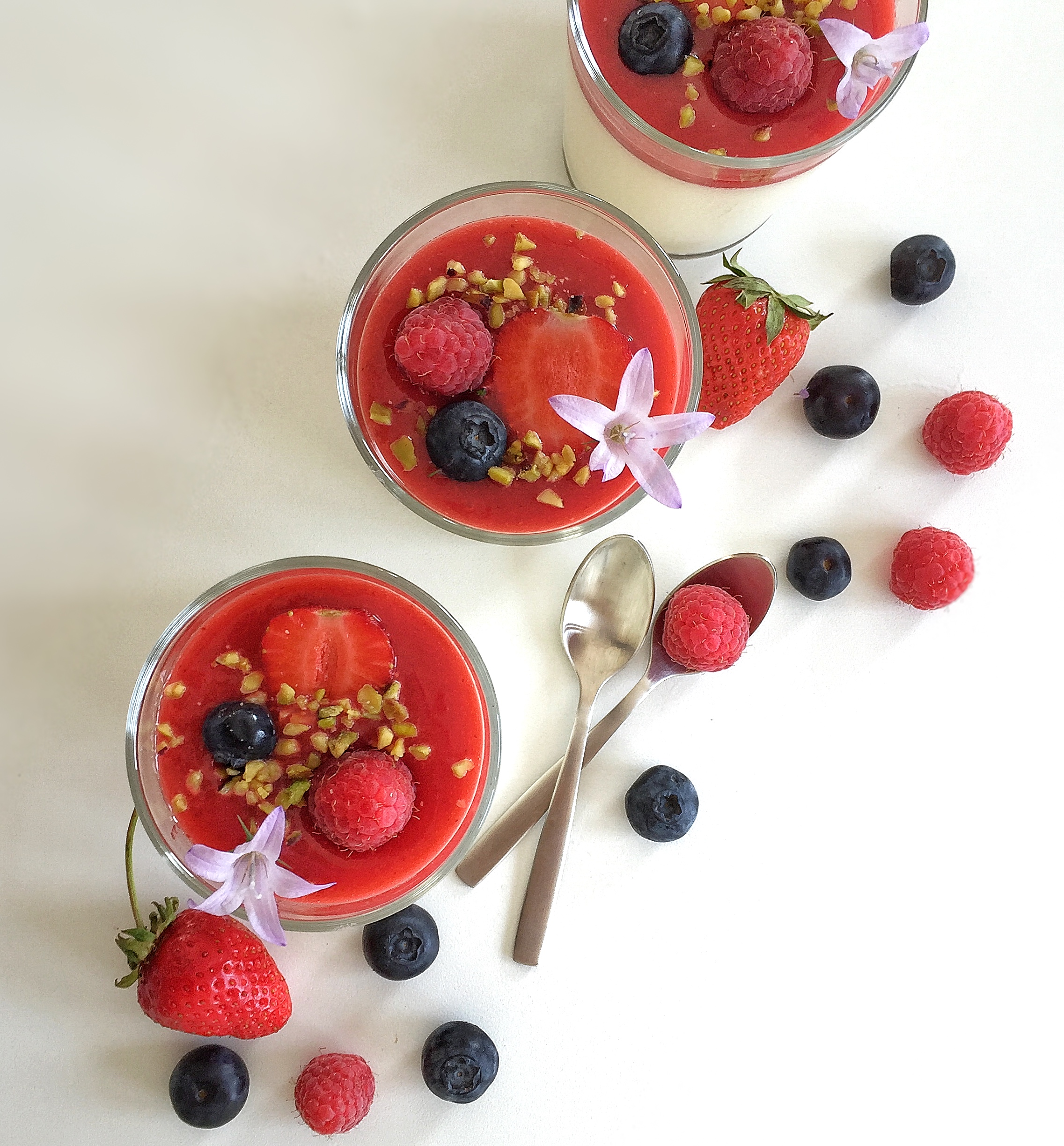 Panna Cotta saveur vanille et coulis de fraises