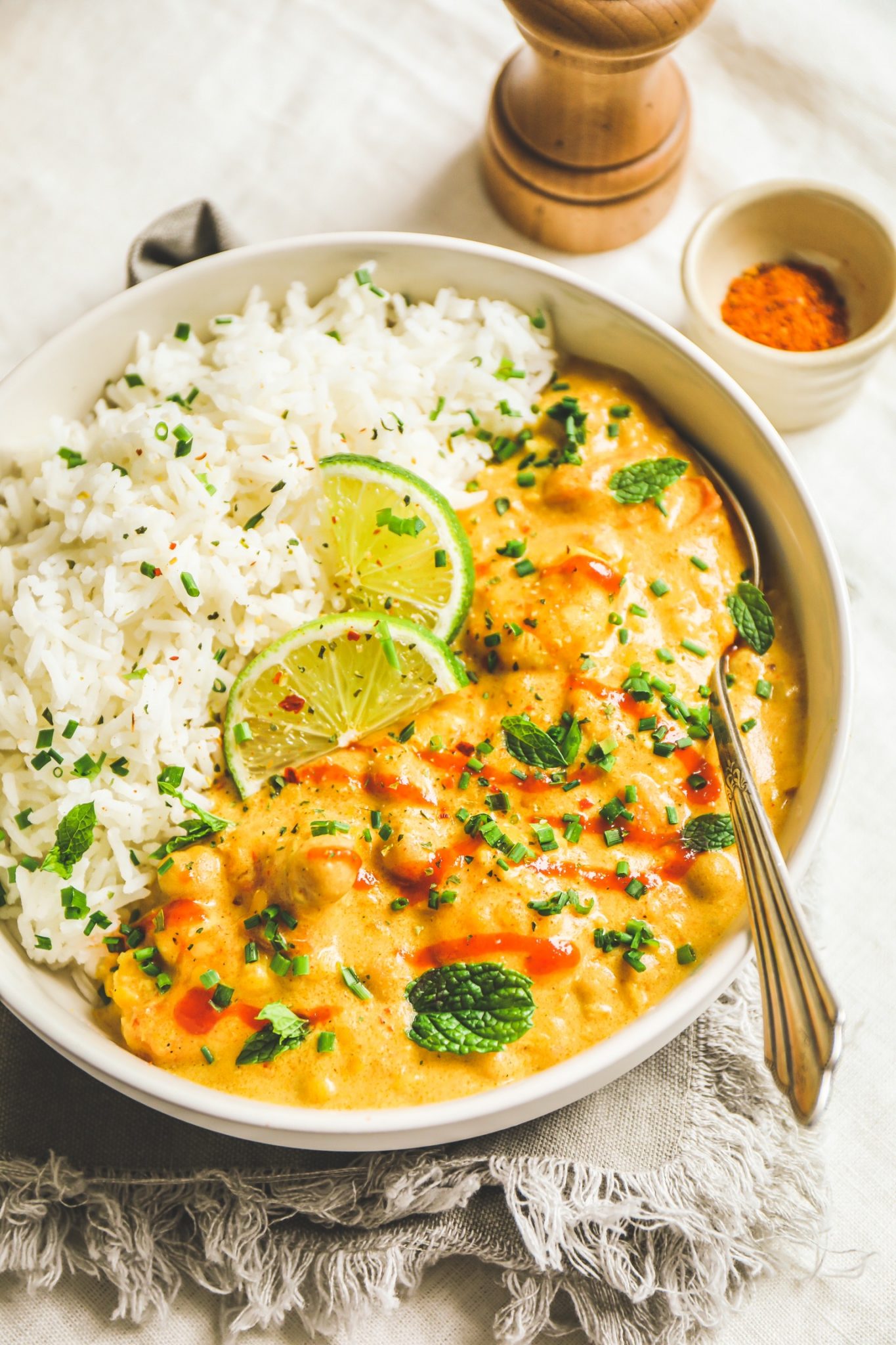 Curry de crevettes au lait ribot, crème de coco et riz basmati